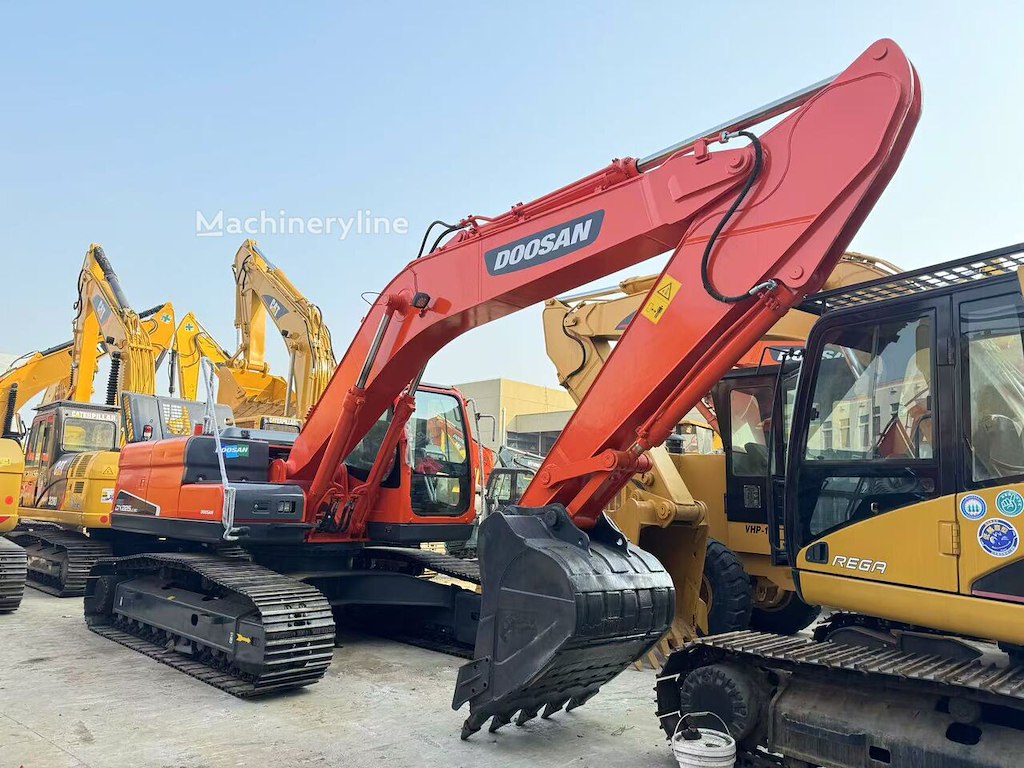 Doosan DX225 bager guseničar