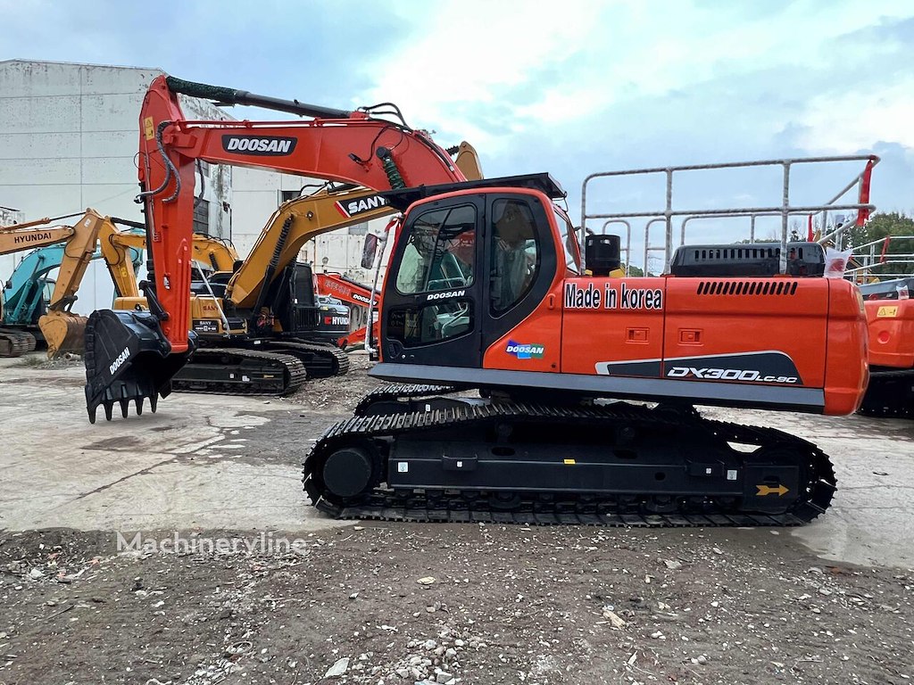 Doosan DX300 bager guseničar