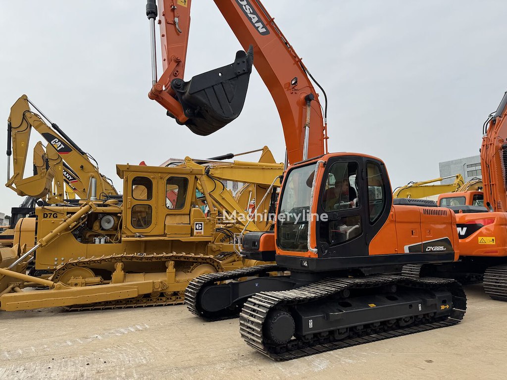 Doosan DX225LC bager guseničar