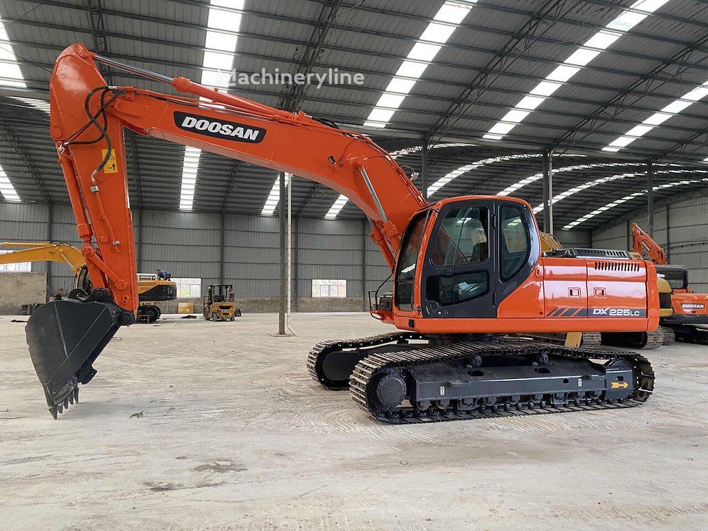 Doosan DX225 bager guseničar