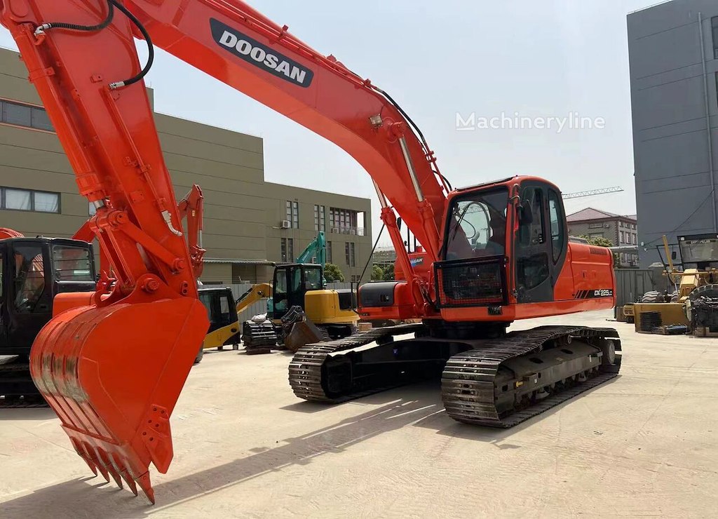 Doosan DX225 bager guseničar