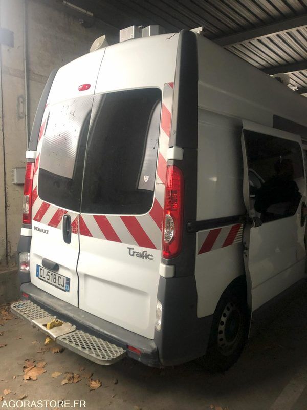 Prodaje se Renault TRAFIC minibus furgon na aukciji