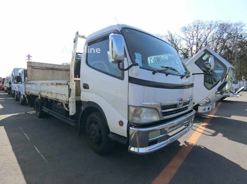 Hino DUTRO kamion s ravnom platformom