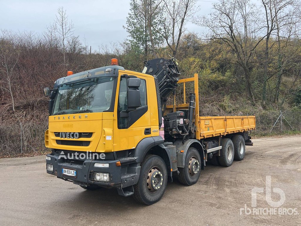 Prodaje se IVECO TRAKKER 450 2009 Hiab 377 HI DUO 10 ton Art kamion s ravnom platformom na aukciji