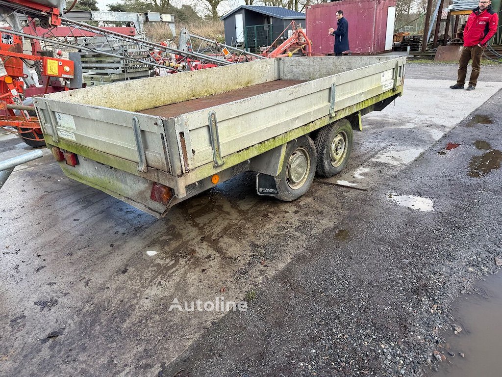 Prodaje se auto prikolicu na aukciji