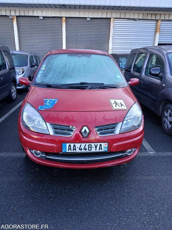 Prodaje se Renault Scenic minivan na aukciji