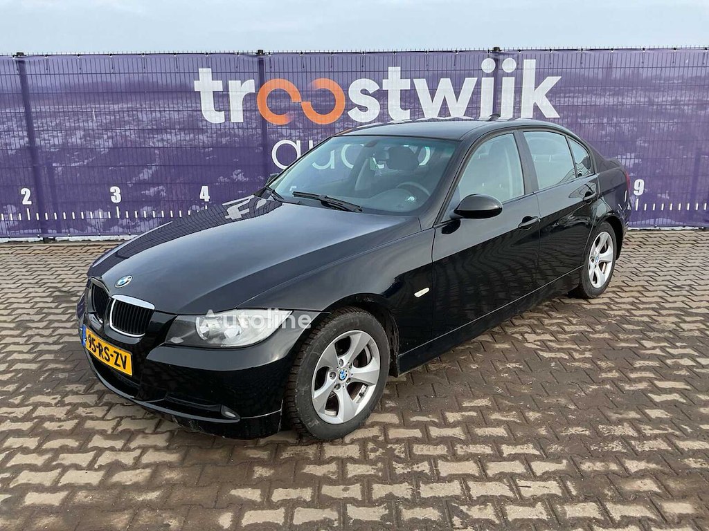 Prodaje se BMW 320i sedan na aukciji