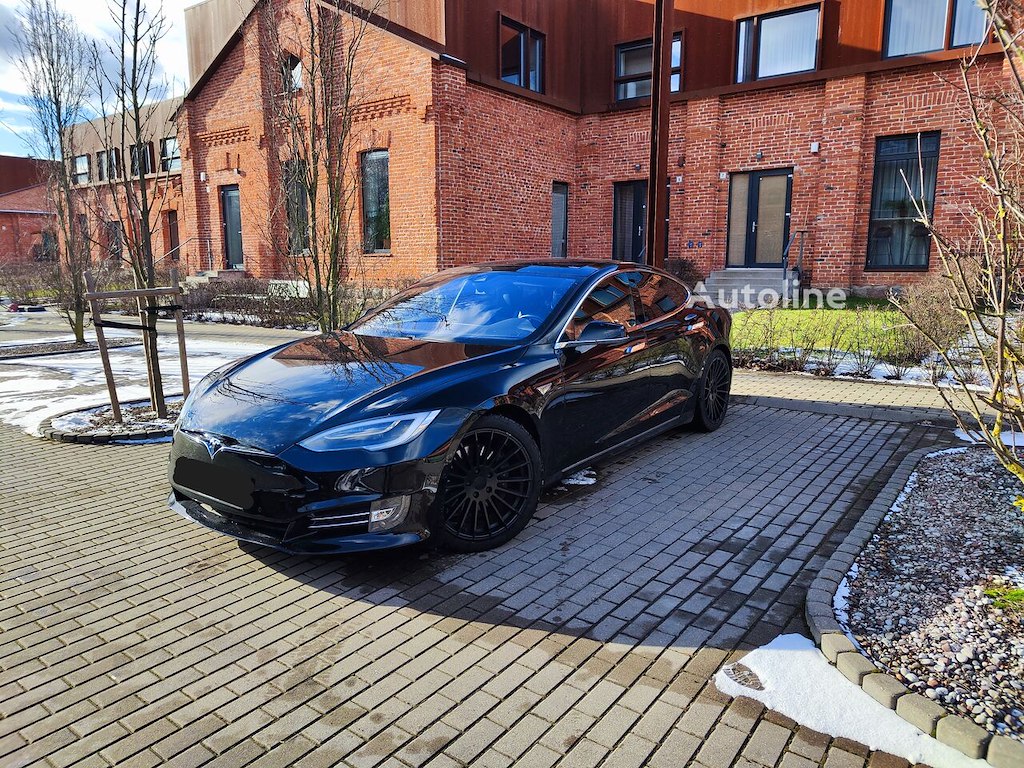 Tesla Model S 90D sedan