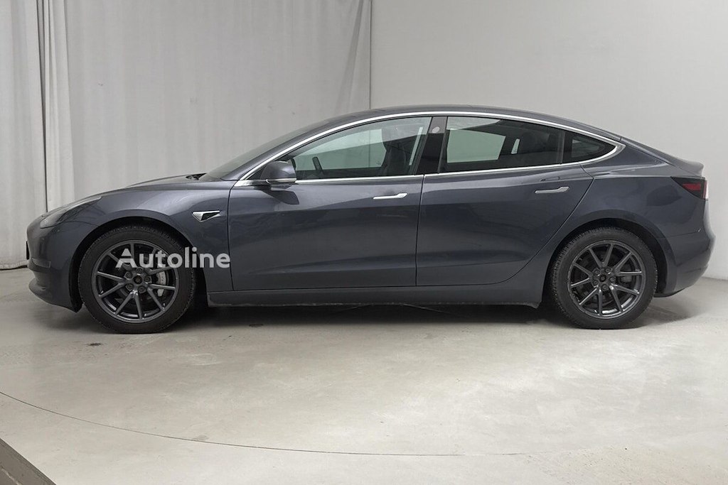 Prodaje se Tesla Model 3 sedan na aukciji