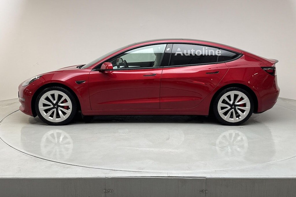 Prodaje se Tesla Model 3 sedan na aukciji