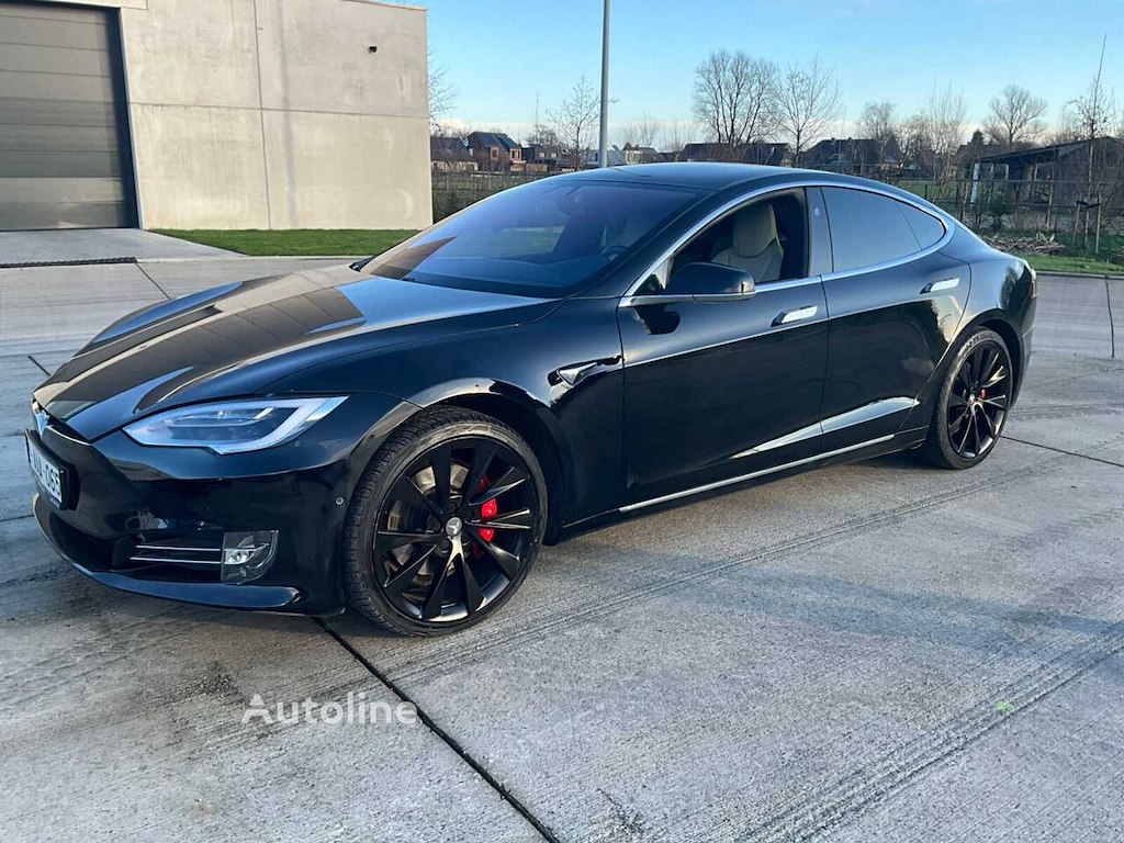 Prodaje se Tesla S sedan na aukciji