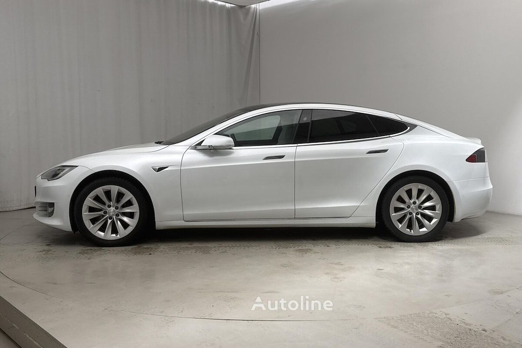 Prodaje se Tesla Model S sedan na aukciji