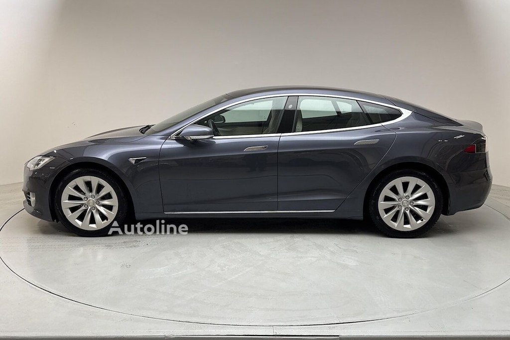 Prodaje se Tesla Model S sedan na aukciji