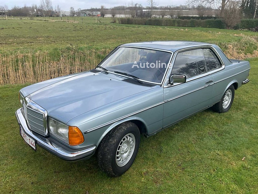 Prodaje se Mercedes-Benz 230CE oldtimer sedan na aukciji