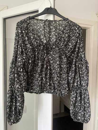 Divna prolecna Pull&Bear bluza