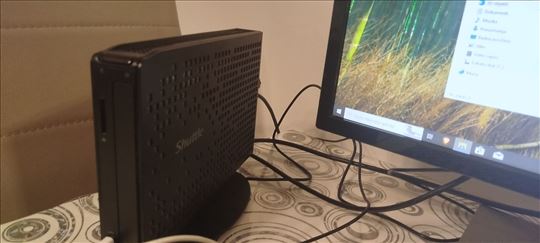 Shuttle Mini-PC, monitor, tastatura, miš, kamera