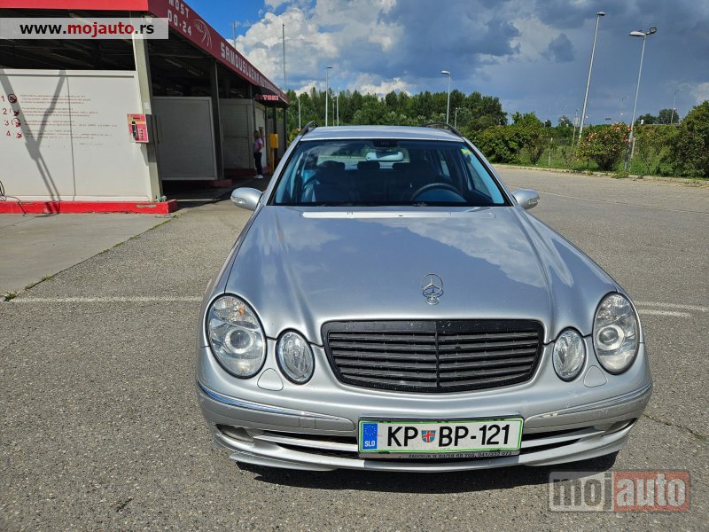 Mercedes E 320 stranac