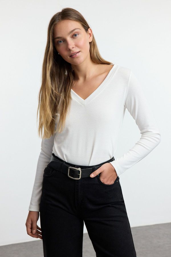 TRENDYOL WHITE V-NECK REGULAR/NORMAL FIT KNITTED BLOUSE
