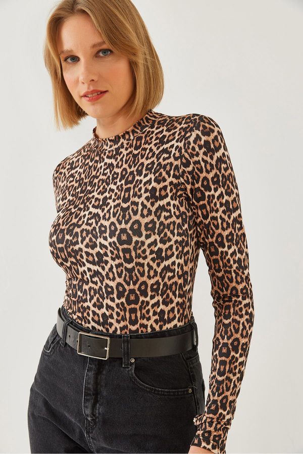 BIANCO LUCCI WOMEN'S FINGER-STRAPPED MICRO-DIGITAL LEOPARD PATTERNED BLOUSE 0173