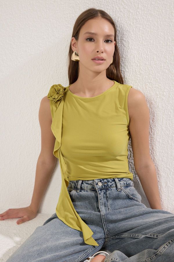 TRENDYOL OIL GREEN ROSE ACCESSORY DETAILED RUFFLE KNITTED BLOUSE