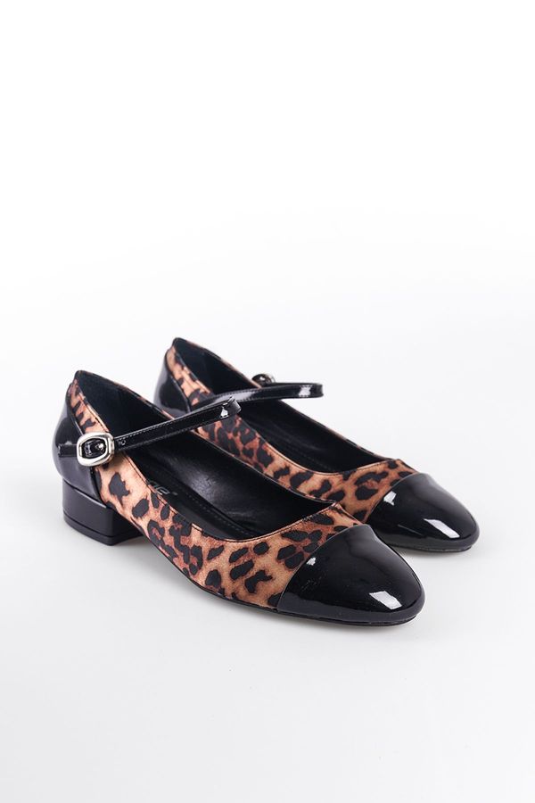 CAPONE OUTFITTERS LOW HEELED STRAPPY LEOPARD WOMEN'S SHOES