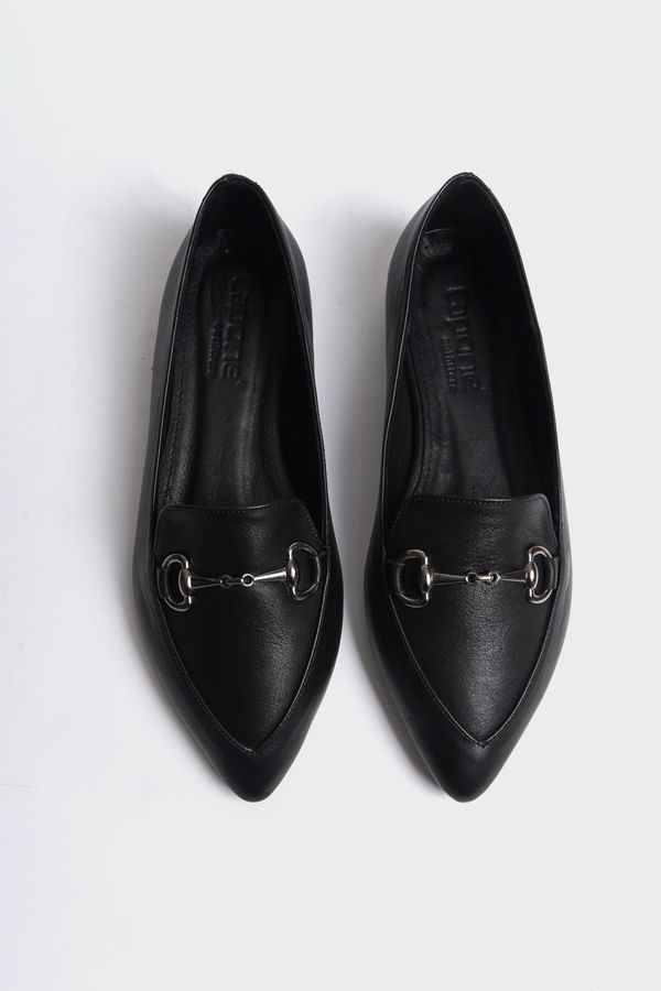 CAPONE OUTFITTERS WOMEN'S GENUINE LEATHER POINTED TOE BUCKLED FLATS