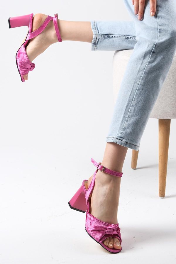 MIO GUSTO SANDY WOMEN'S FUCHSIA VELVET HEELED SANDALS.