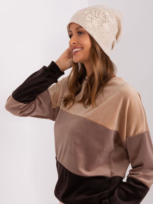 LIGHT BEIGE HAT WITH FLOWER