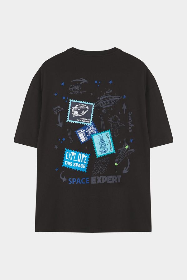 TRENDYOL BLACK OVERSIZE/WIDE CUT SHORT SLEEVE GALAXY BACK PRINTED 100% COTTON T-SHIRT