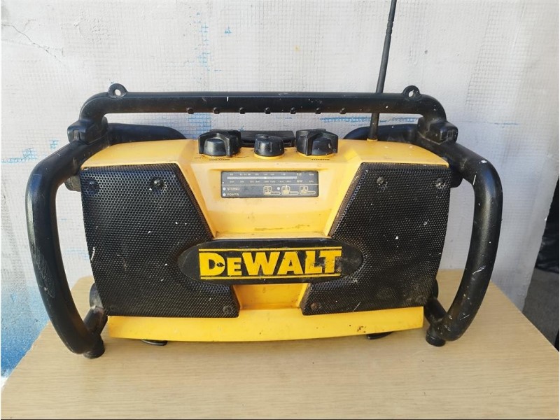 DeWalt DW911 aku i strujni radio