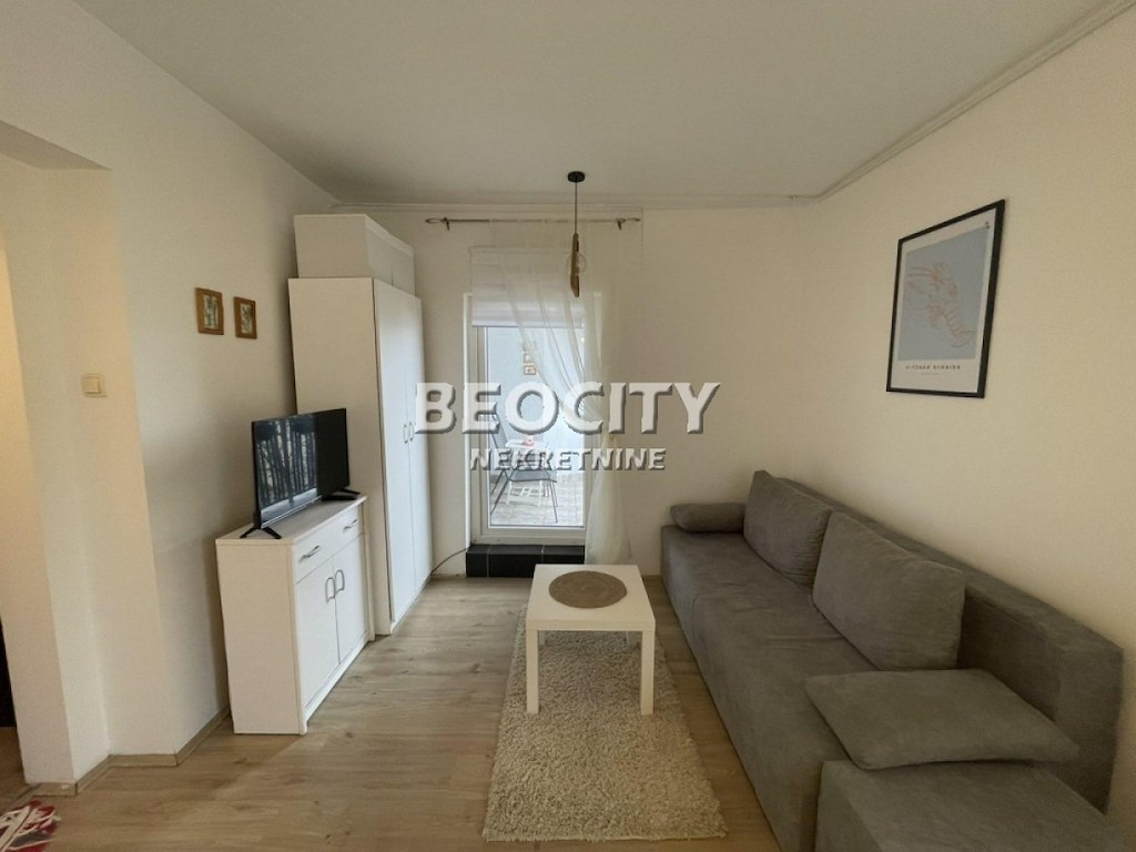 Novi Sad, Centar, Trg republike, 0. 5, 25m2, 300EUR