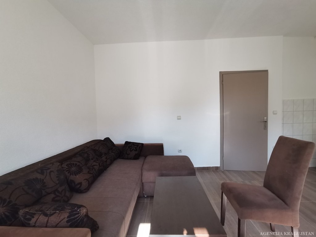 Izdavanje, Stan, 70m2 , Centar