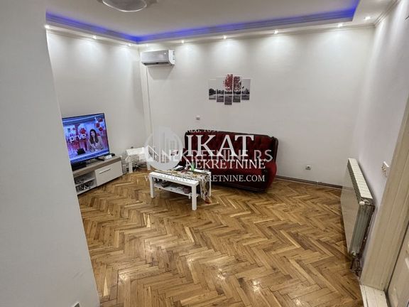 Kuća u Batajnici 217m2 sa odvojenim stambenim jedinicama ID#4115