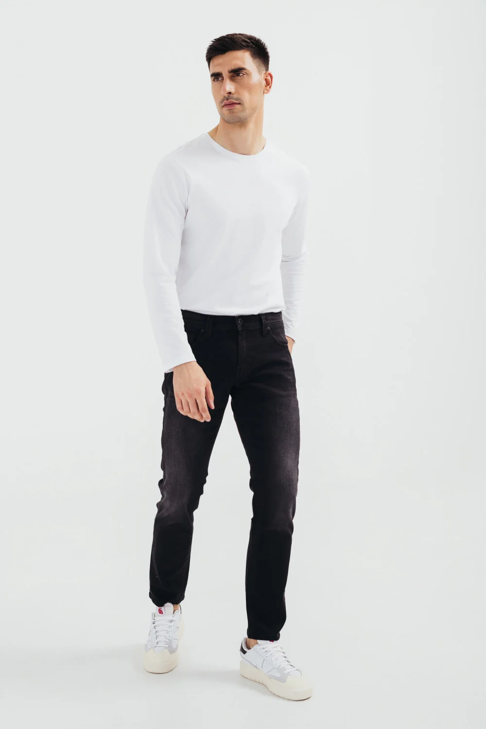 Crne slim tapered farmerke niskog struka -model 106