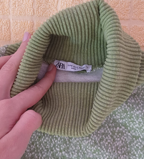 Zara zeleni džemper- rolka