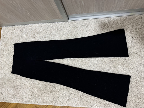 Stradivarius viralne pantalone zvonaste S