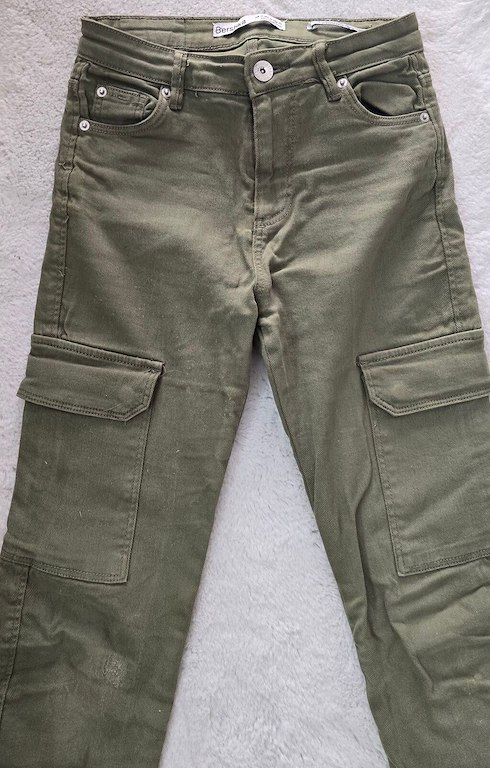 BERSHKA cargo cropped farmerke pantalone. Kraći model, sa džepovima sa