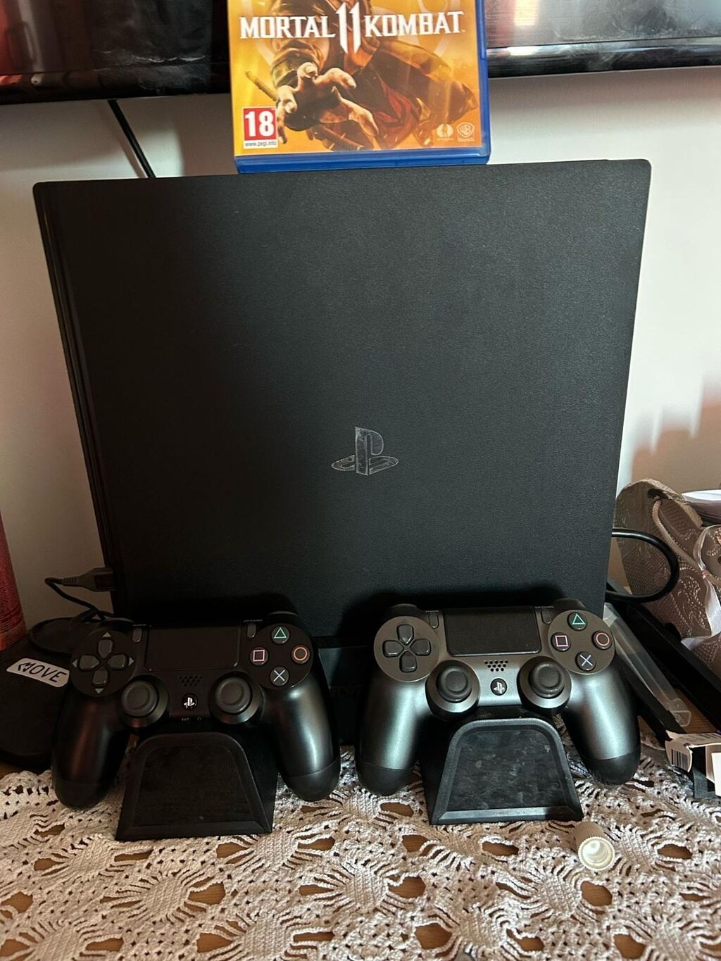 Ps4 pro 1tb 2dzojstika 1 igrica sa stalkom ujedno I Punjac sa kulerom