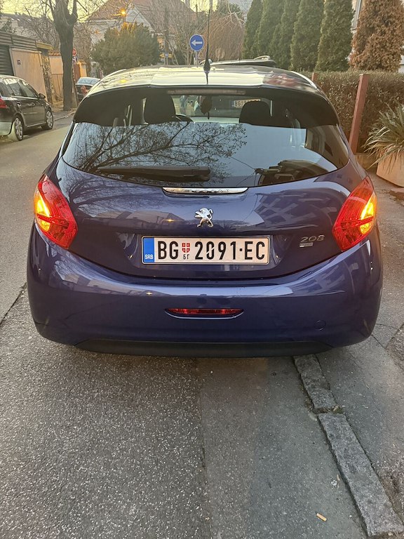 Peugeot 208: 1.6 l | 2012 г. 199571 km. Hečbek