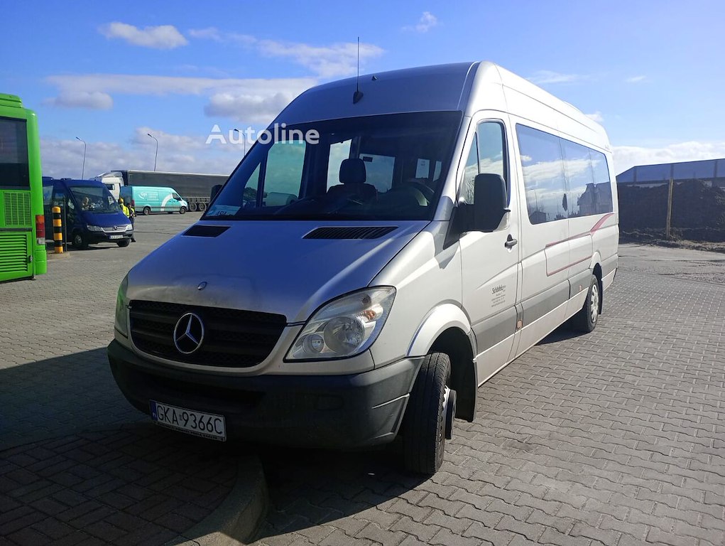 Mercedes-Benz putnički minibus
