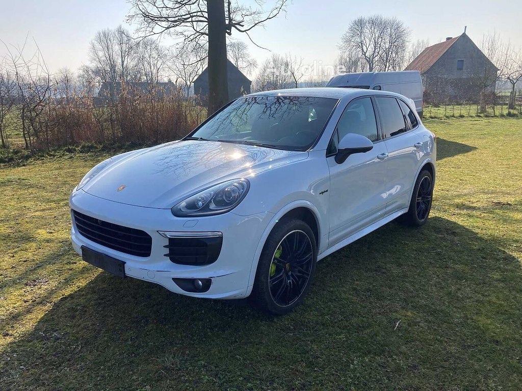 Prodaje se Porsche Cayenne krosover na aukciji