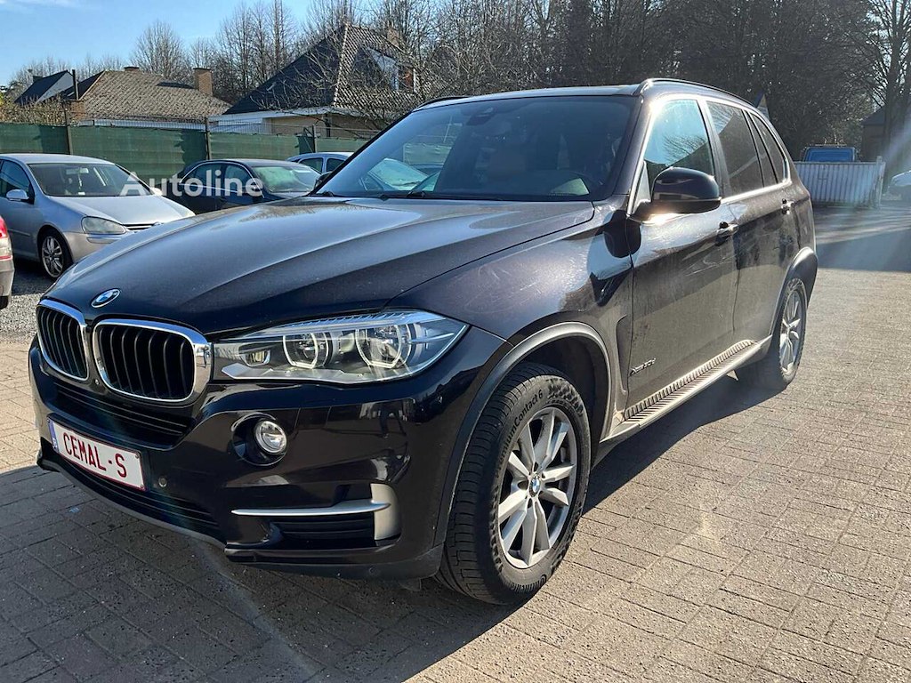 Prodaje se BMW X5 krosover na aukciji