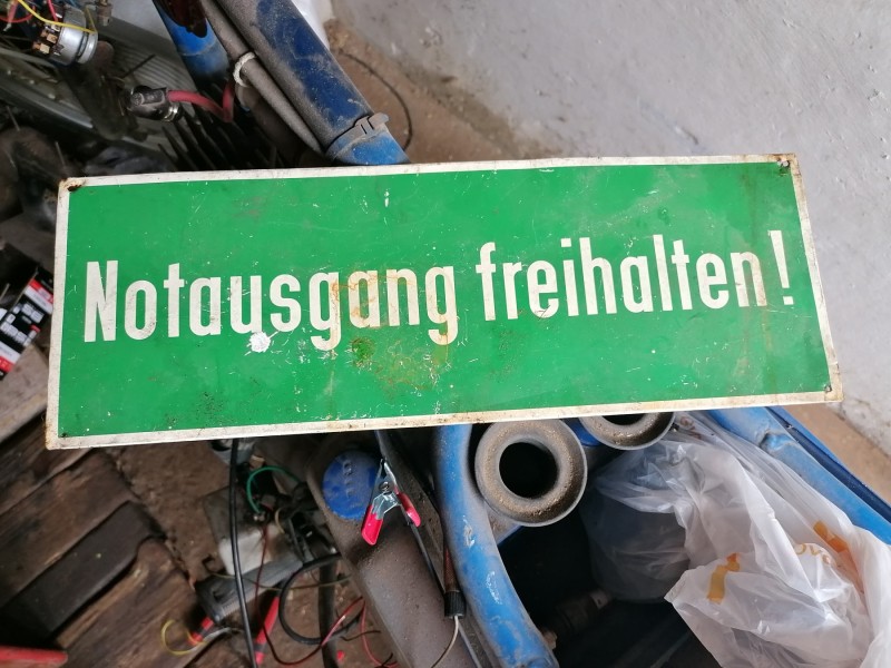 Stara tabla upozorenja