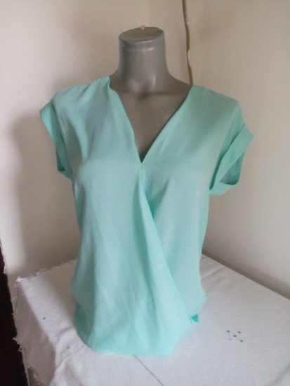 Terranova mint dekoltovana bluza XS/S