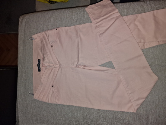 Puder roze uske pantalone