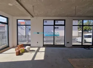 Prodaja Lokal - Beograd, Surčin Centar