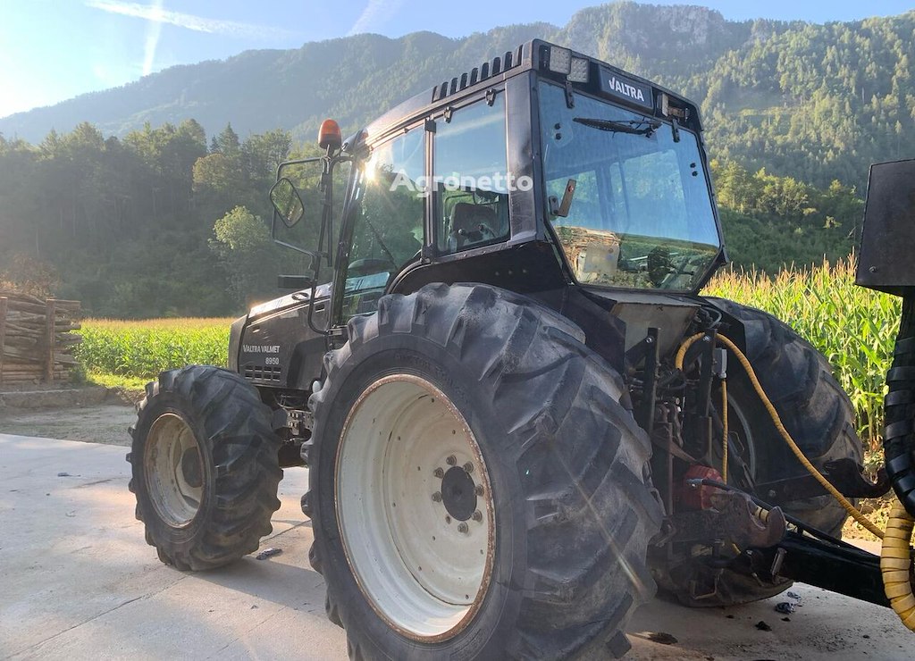 Valmet Valtra 8950 + Nocca 302SX Forstanhänger traktor točkaš