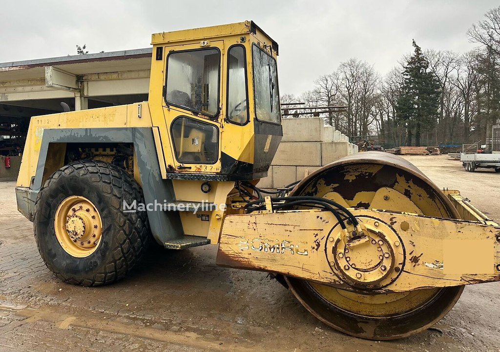 BOMAG BW 213 D kompaktor s jednim valjkom