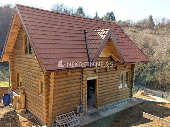 Nova uknjižena brvnara 77m2 + 20m2 pomoćni objekat na 11.49 ari placa