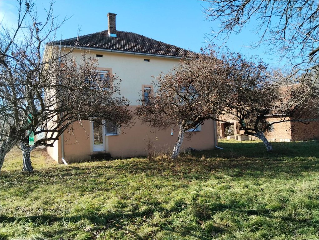 2-etažna kuća na prodaju, Gračac, 138.000€, 180m²